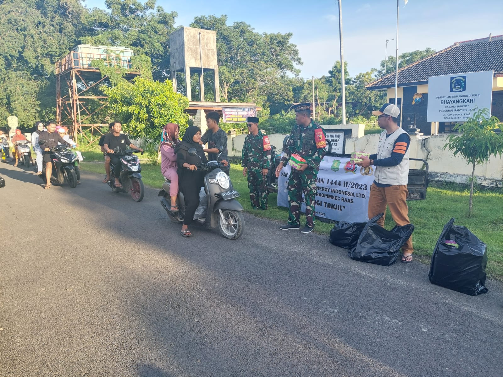 Kangean Energy Indonesia Bagikan Takjil Gratis Di Pulau Raas Sumenep